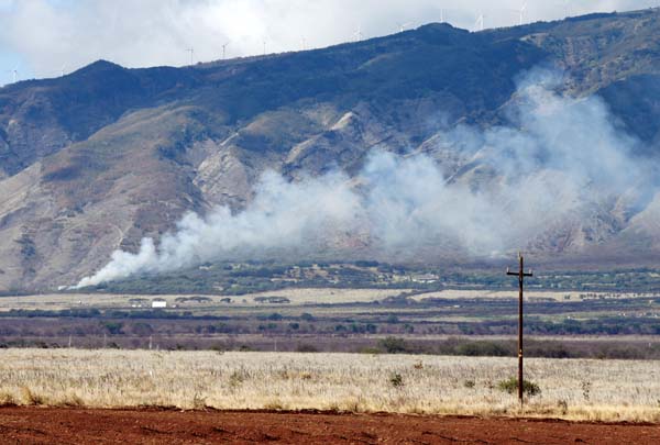 Brush fire burns 2 acres in Maalaea | News, Sports, Jobs - Maui News